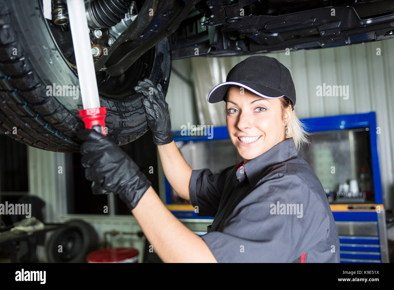 A Mechanic woman working on car in his shop Stock Photo - Alamy
