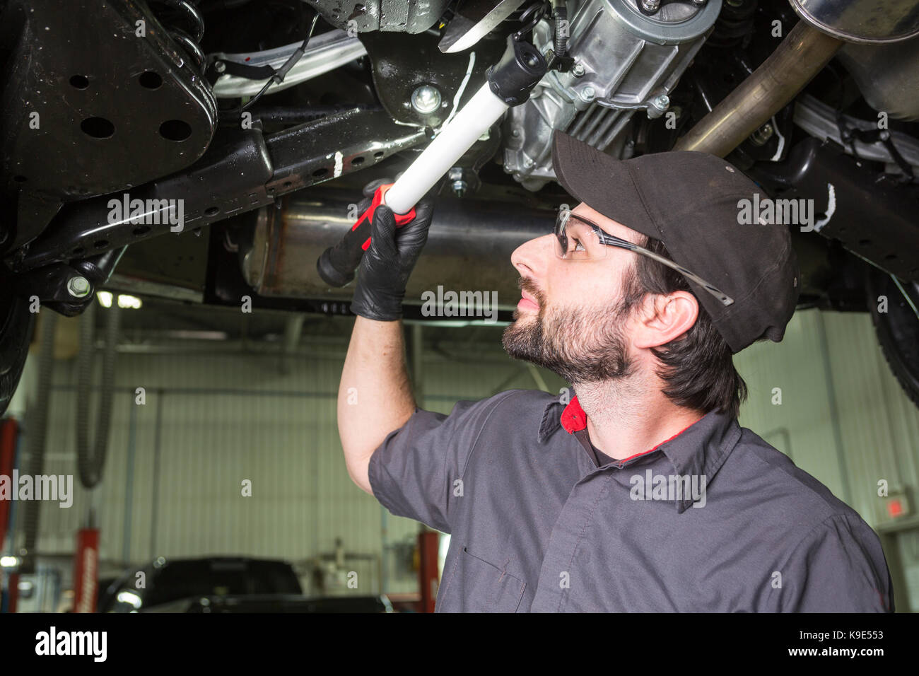 A Mechanic working on car in his shop Stock Photo - Alamy