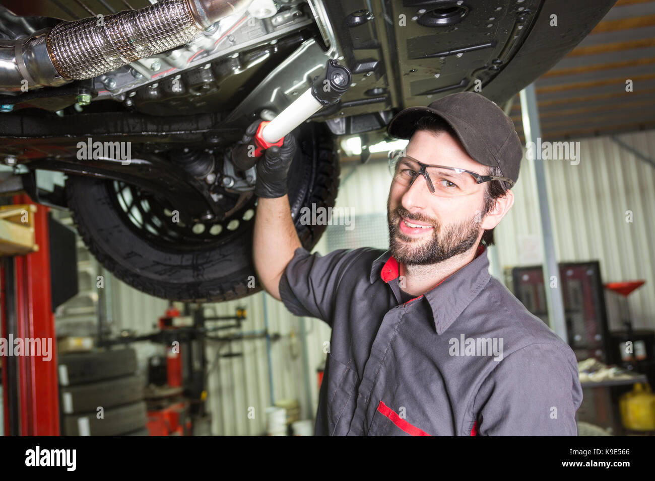 A Mechanic working on car in his shop Stock Photo - Alamy