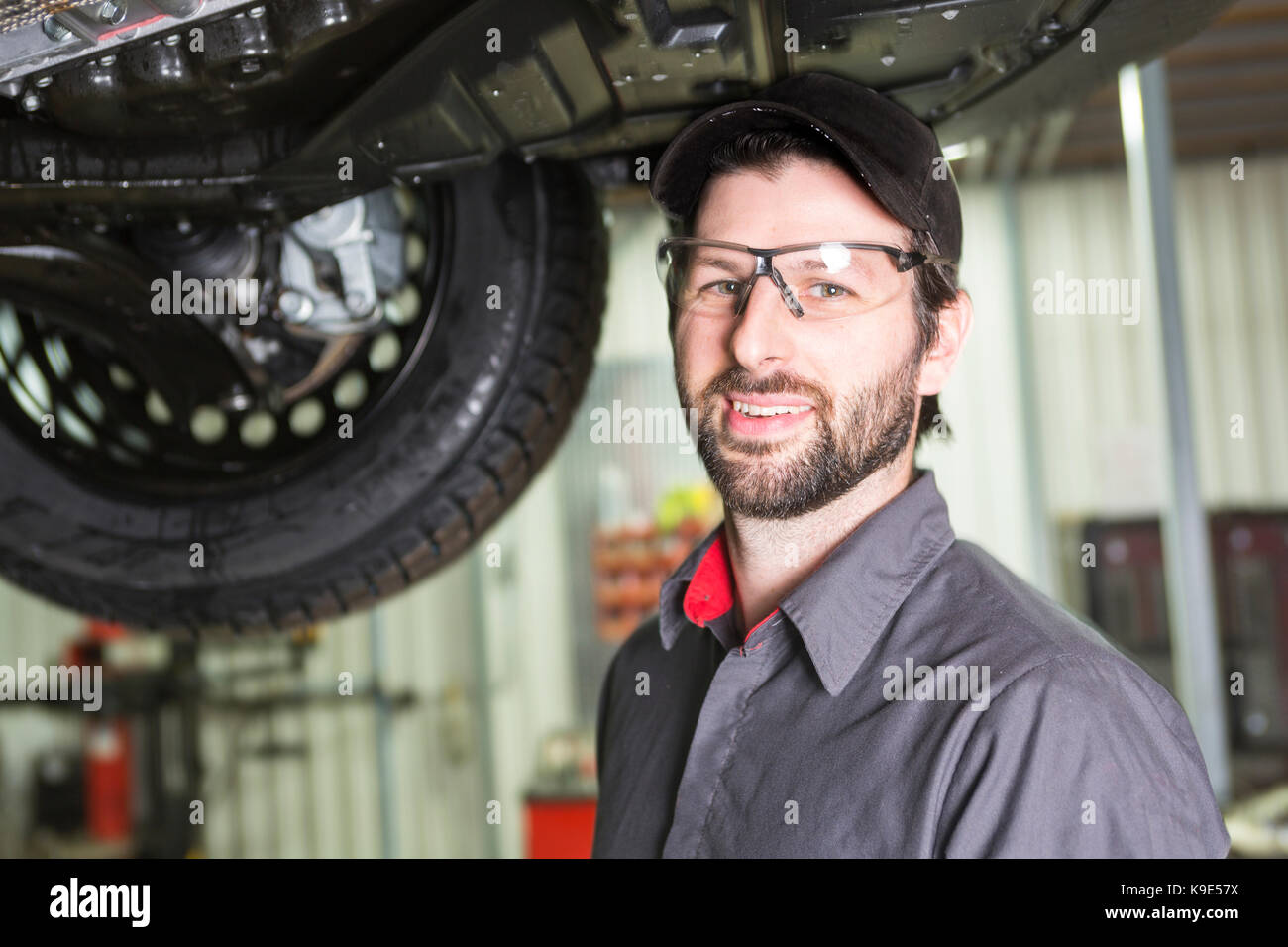 A Mechanic working on car in his shop Stock Photo - Alamy