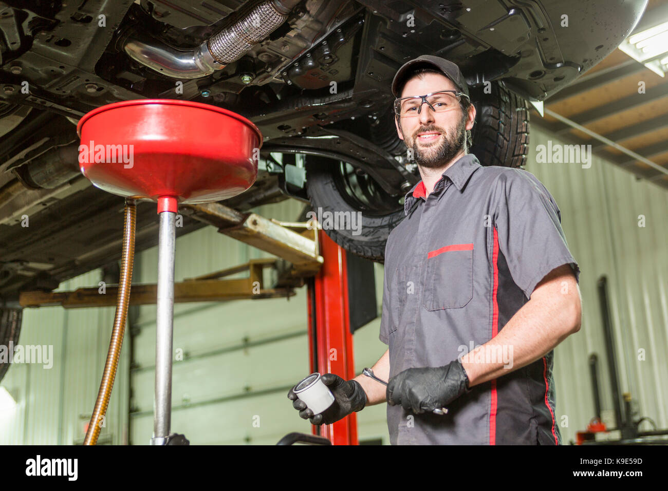 A Mechanic working on car in his shop Stock Photo - Alamy