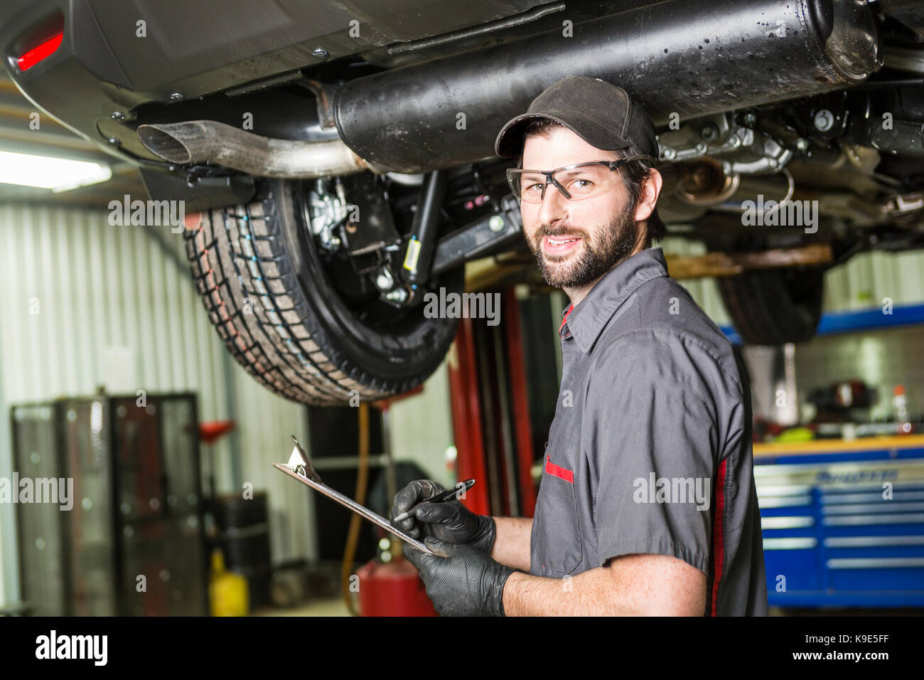 A Mechanic working on car in his shop Stock Photo - Alamy