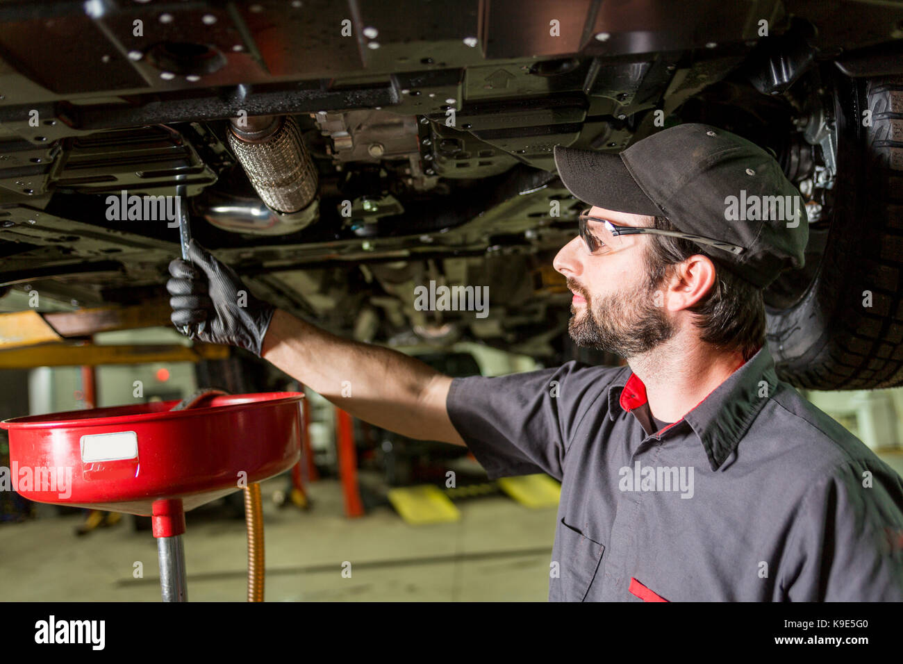 A Mechanic working on car in his shop Stock Photo - Alamy