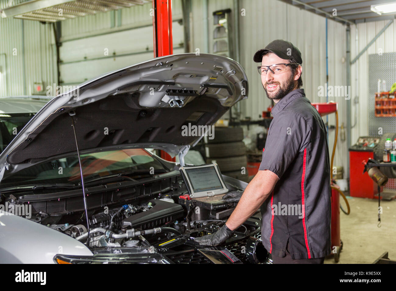 A Mechanic working on car in his shop Stock Photo - Alamy