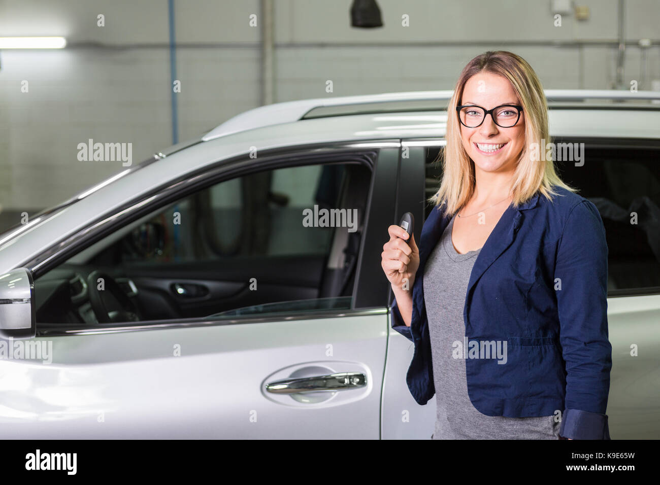 A Customer in the garage with repair car Stock Photo - Alamy