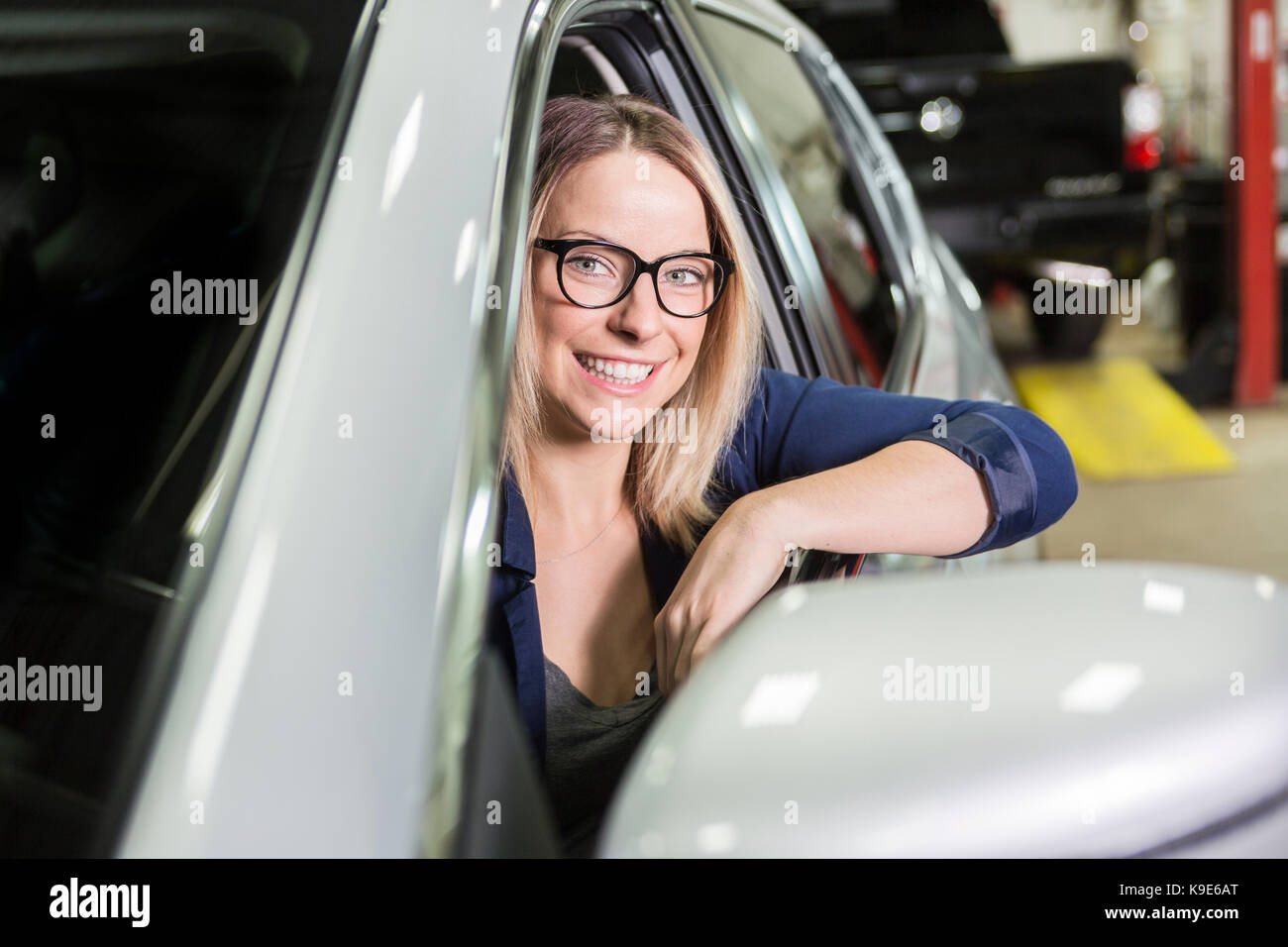 A Customer in the garage with repair car Stock Photo - Alamy