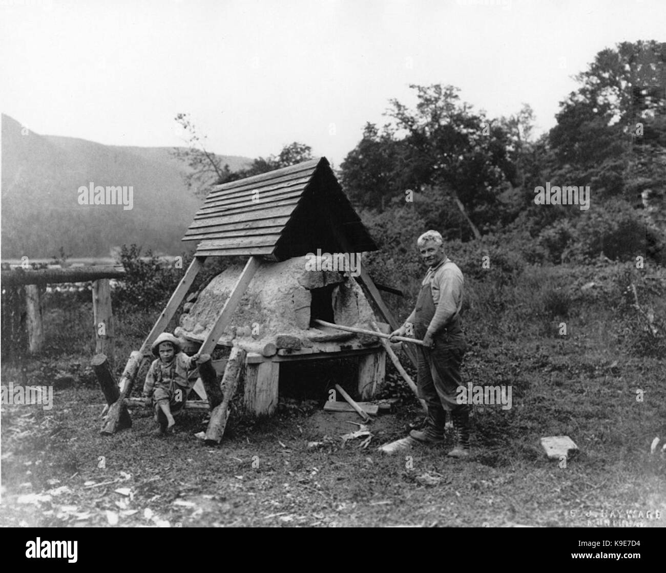 Rustic kitchen oven Black and White Stock Photos & Images - Alamy