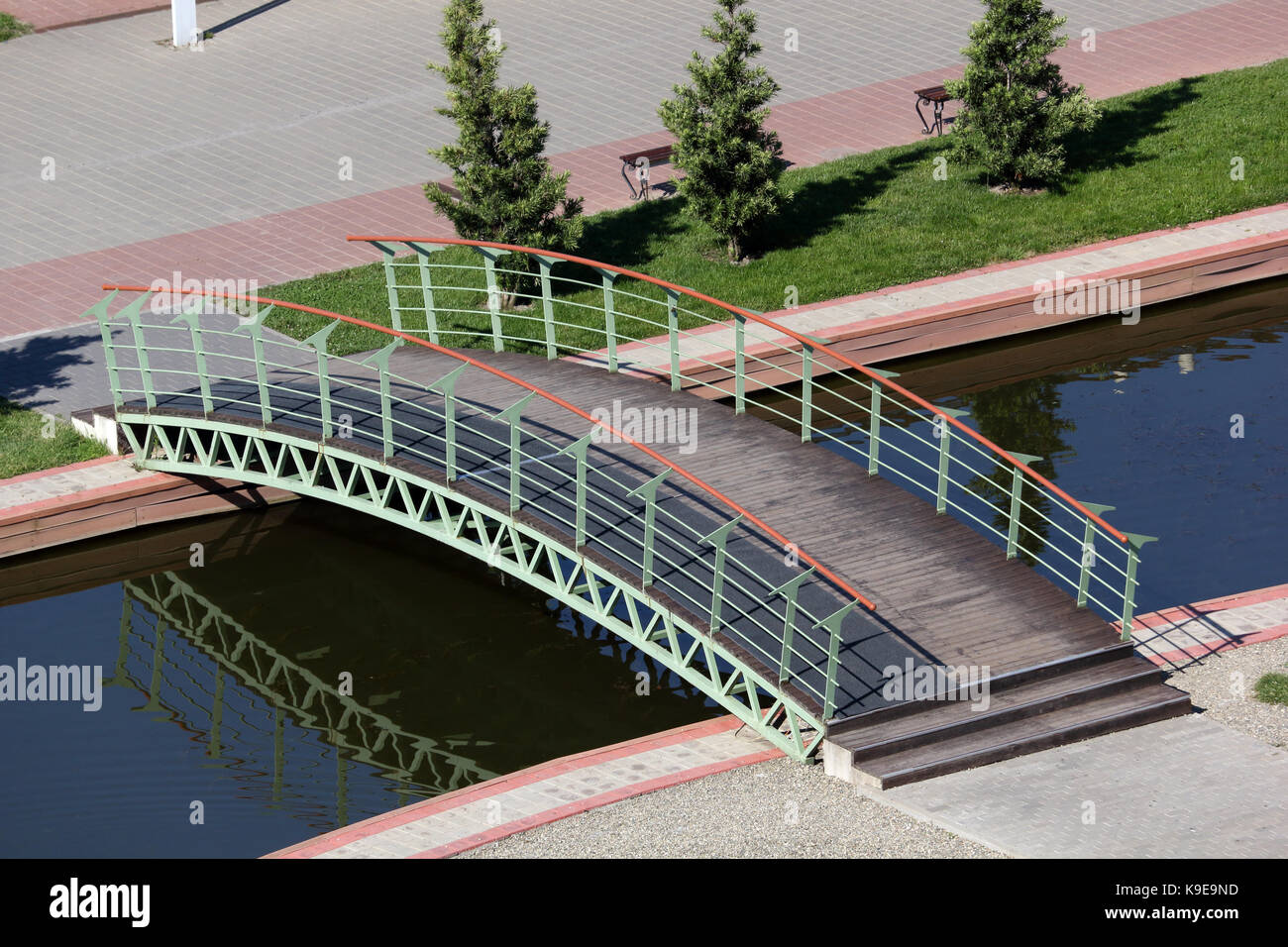 Photo pedestrian footbridge hi-res stock photography and images - Alamy