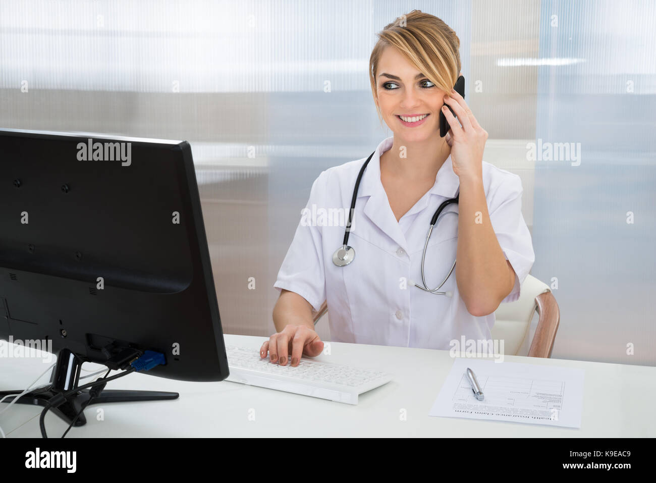 Caucasian female doctor desk talking hi-res stock photography and ...
