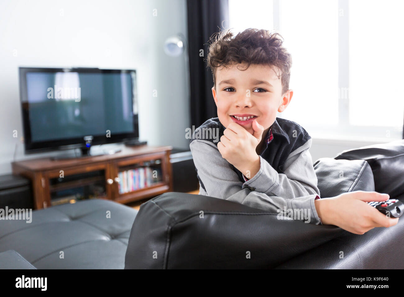 Boy watching tv hi-res stock photography and images - Alamy