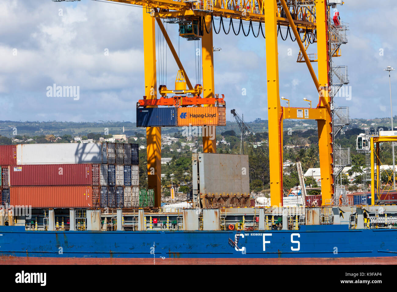 Container ship offloading hi-res stock photography and images - Alamy
