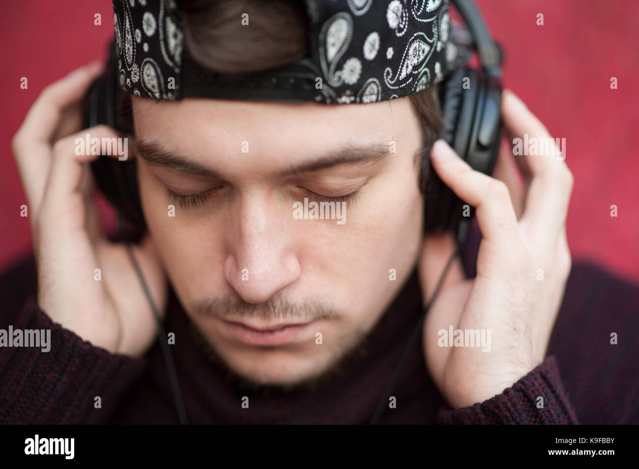 Man cap closed eyes portrait hi-res stock photography and images - Alamy