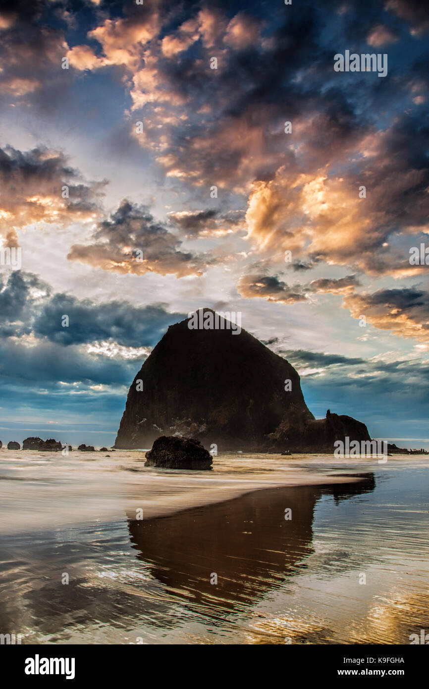 Iconic Haystack Rock at Cannon Beach, Oregon at sunset Stock Photo - Alamy