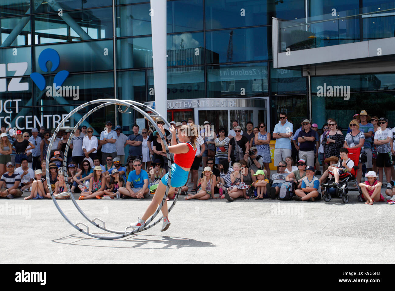 Crowd watching street performer hi-res stock photography and images - Alamy