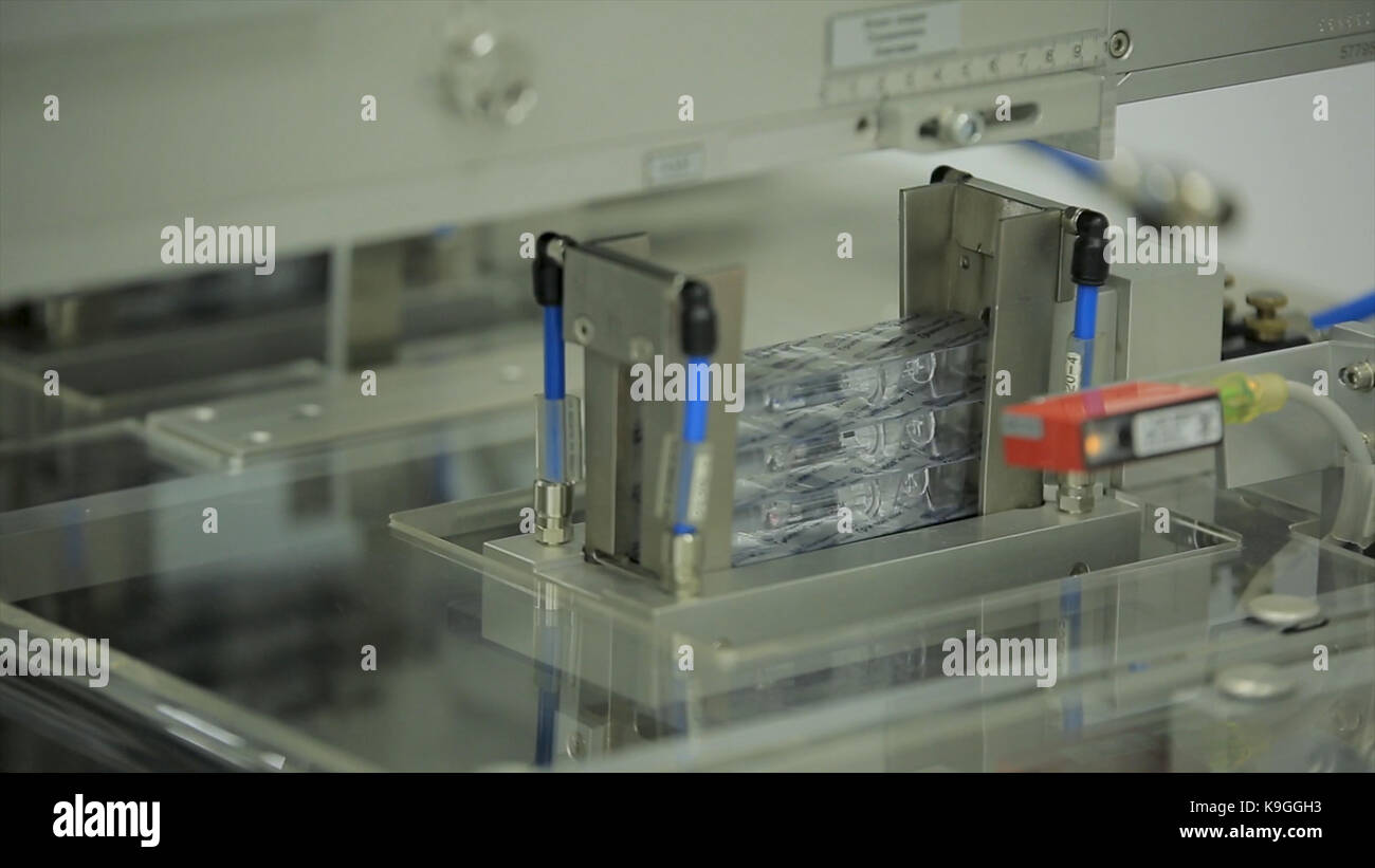 Packaging drugs in glass vials hi-res stock photography and images - Alamy