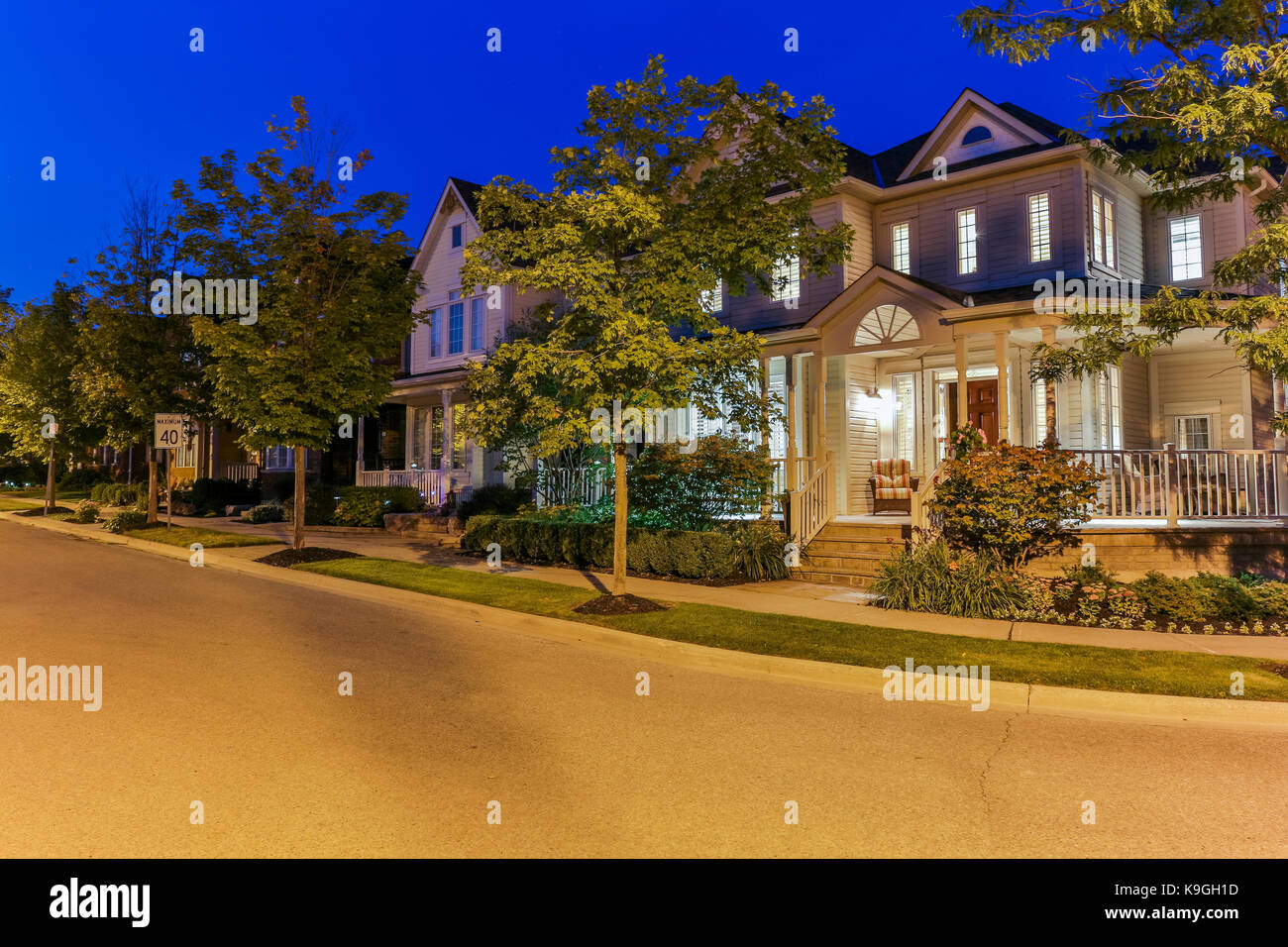 Night house exterior suburbs hi-res stock photography and images - Alamy