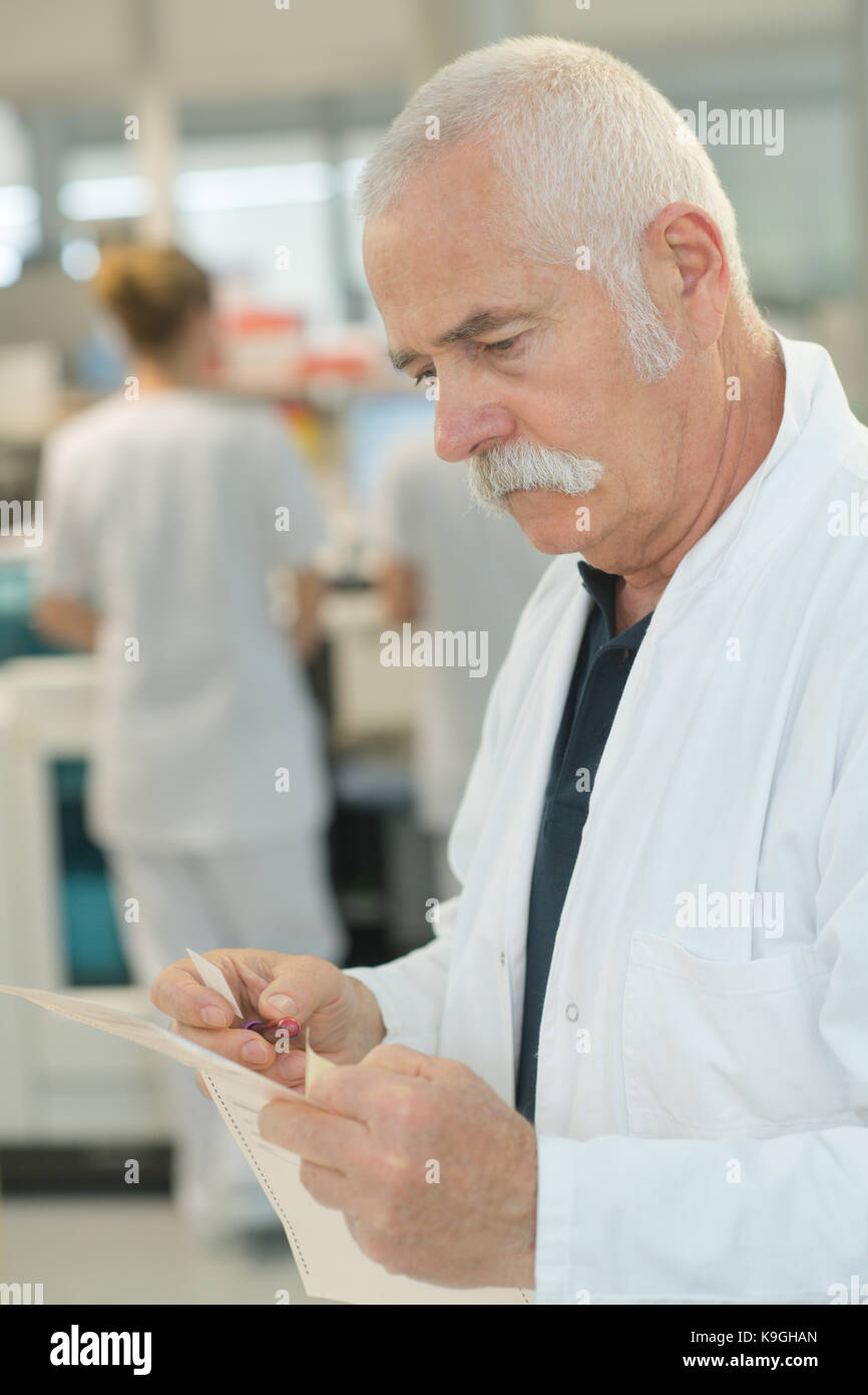 portrait of senior scientist in the lab Stock Photo - Alamy