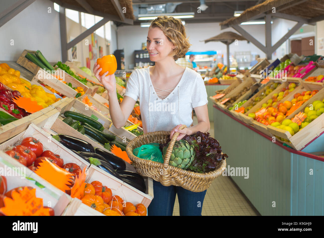 Woman lemon grocery store hi-res stock photography and images - Alamy
