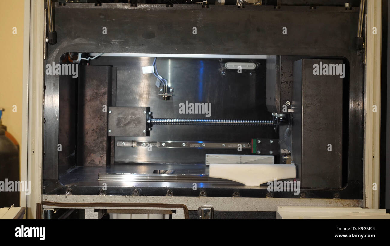 Automatic three dimensional 3d printer performs product creation ...