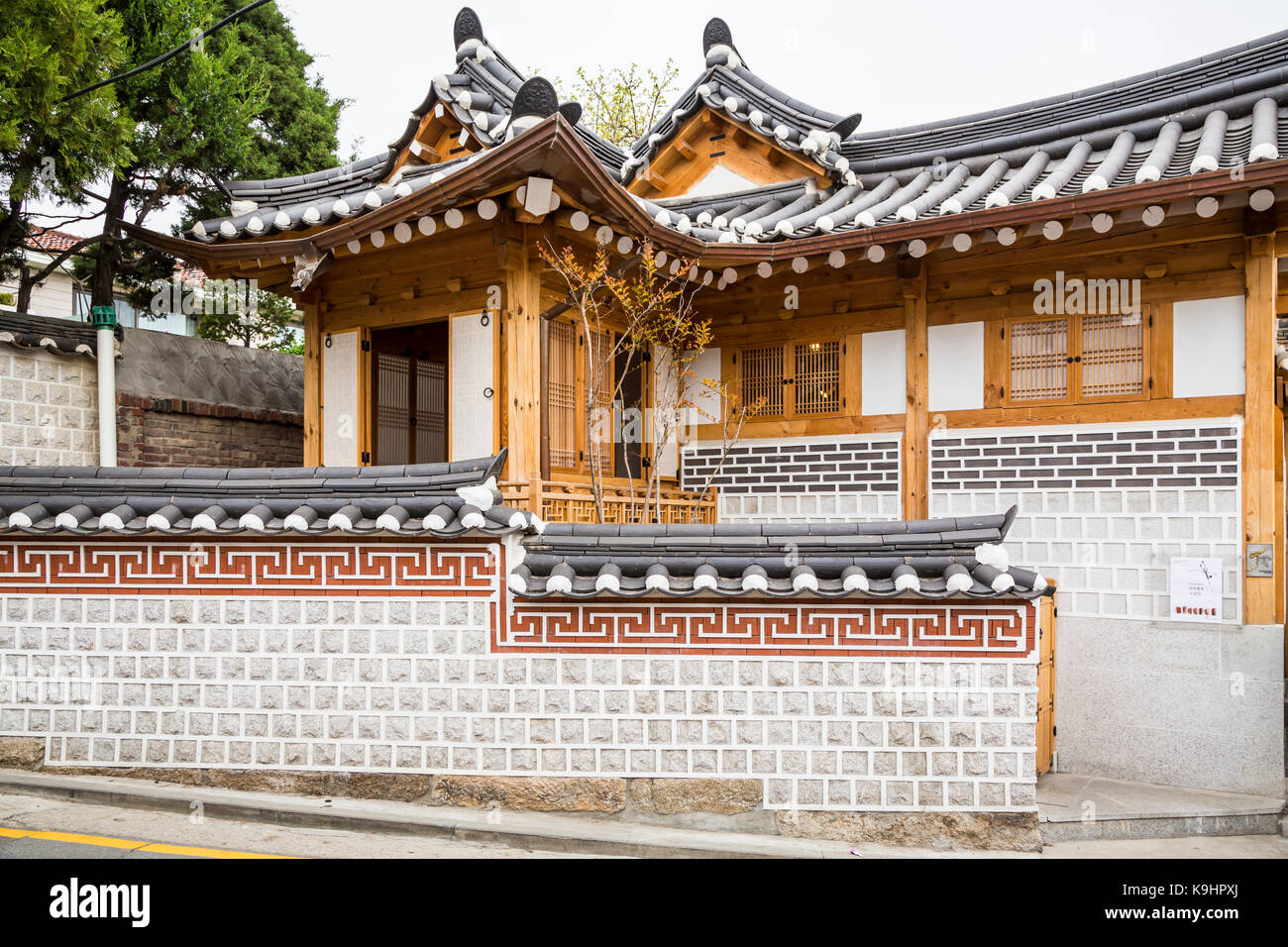 The unique architecture in the buildings in Bukchon Hanok Village ...
