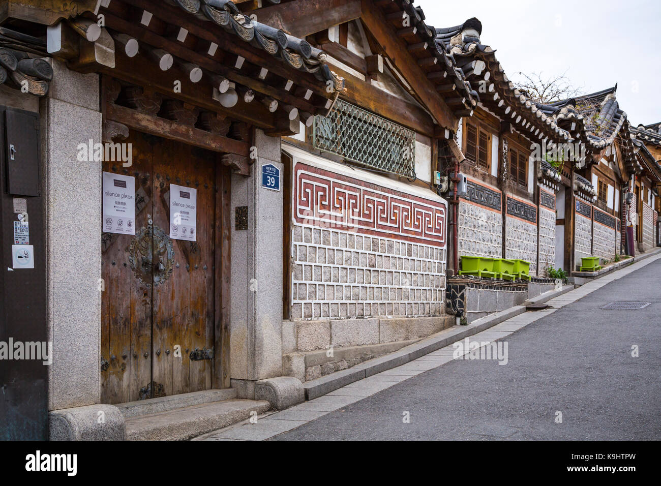 The unique architecture in the buildings in Bukchon Hanok Village ...