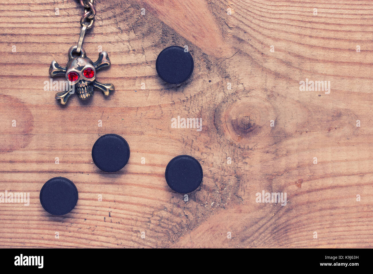 poison pill on a table with skull Stock Photo - Alamy