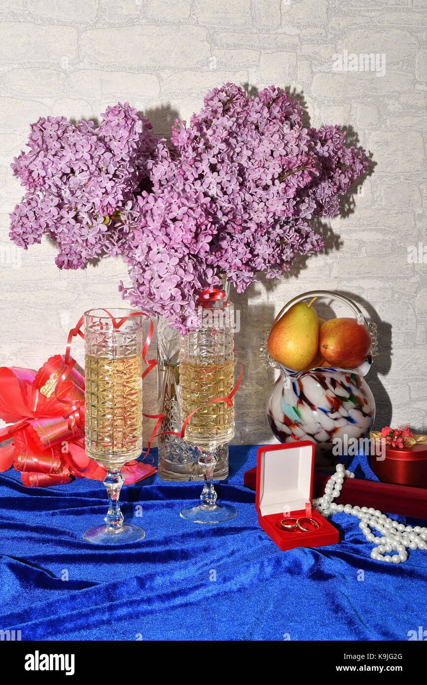 Wedding goblets, wedding rings and flowers of lilac Stock Photo - Alamy