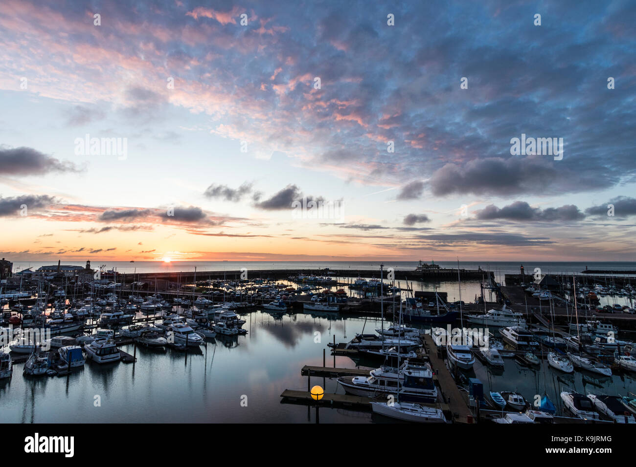 Dawn sunrise daybreak cloud marina hi-res stock photography and images ...