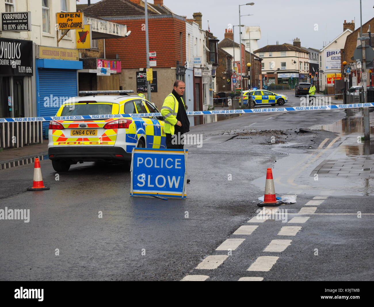 Police road closed night uk hi-res stock photography and images - Alamy