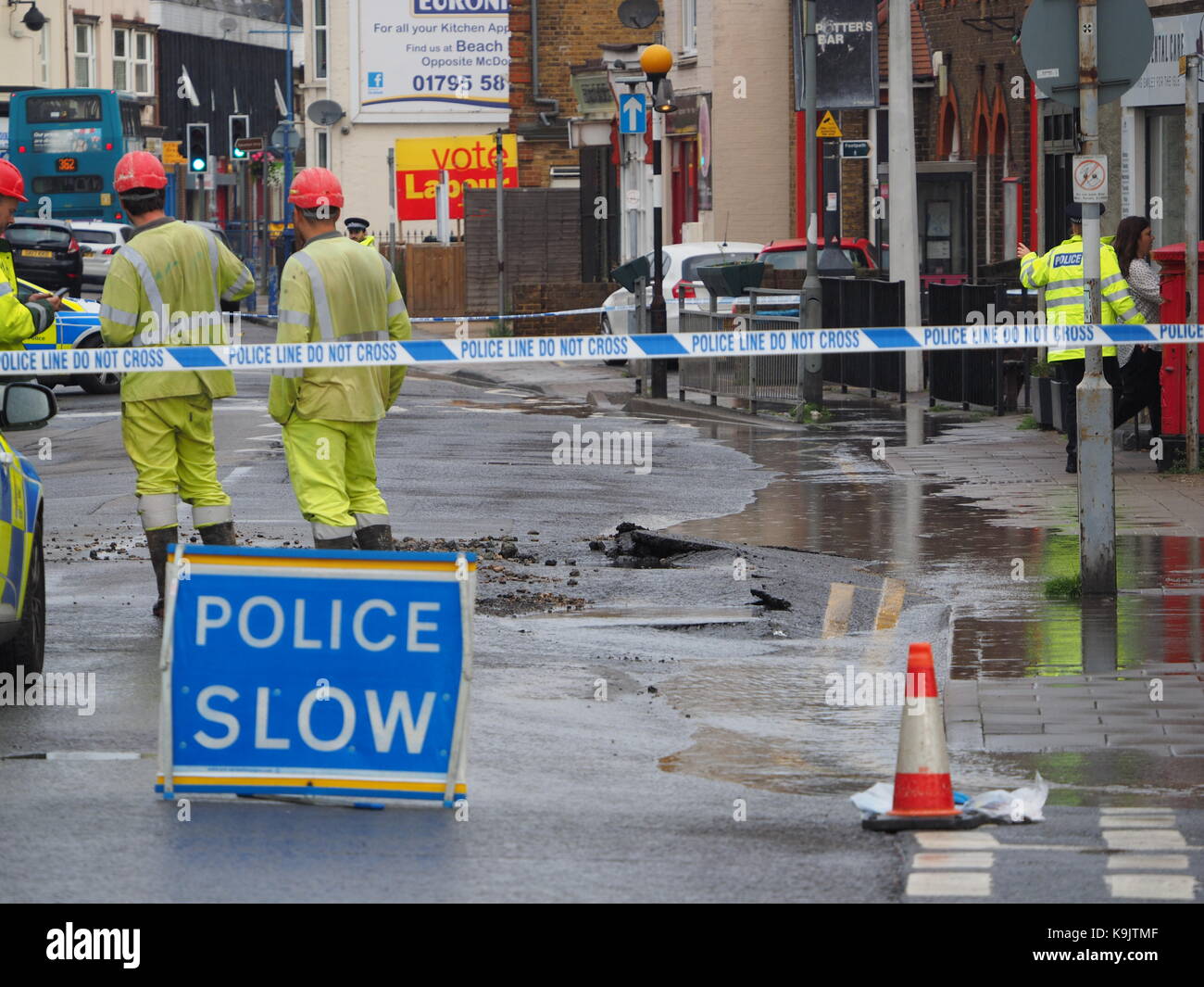 Police road closed night uk hi-res stock photography and images - Alamy