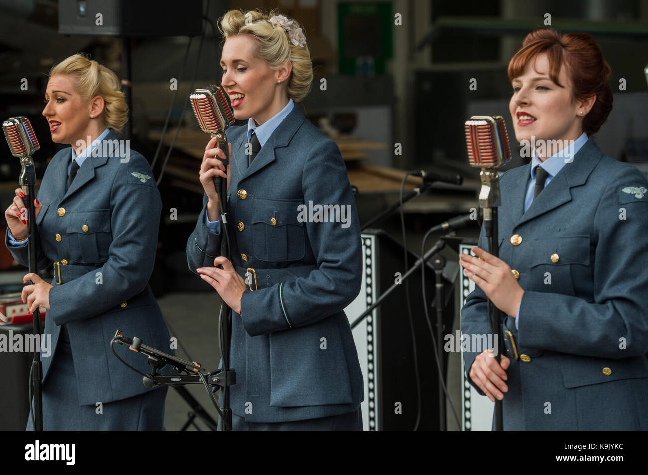 Duxford, UK. 23rd Sep, 2017. The Bluebird Belles perform period songs ...