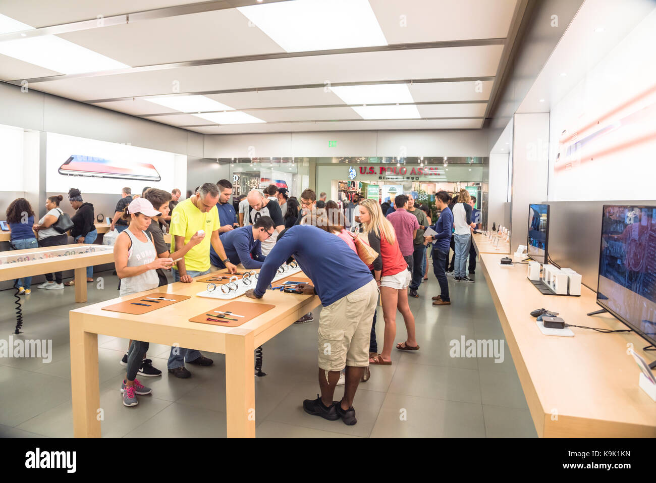 HOUSTON, US-SEPT 22, 2017:Customers experience first impressions of ...