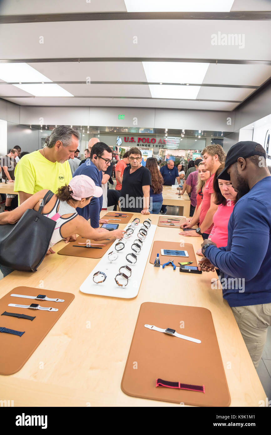 HOUSTON, US-SEPT 22, 2017:Customers experience first impressions of ...
