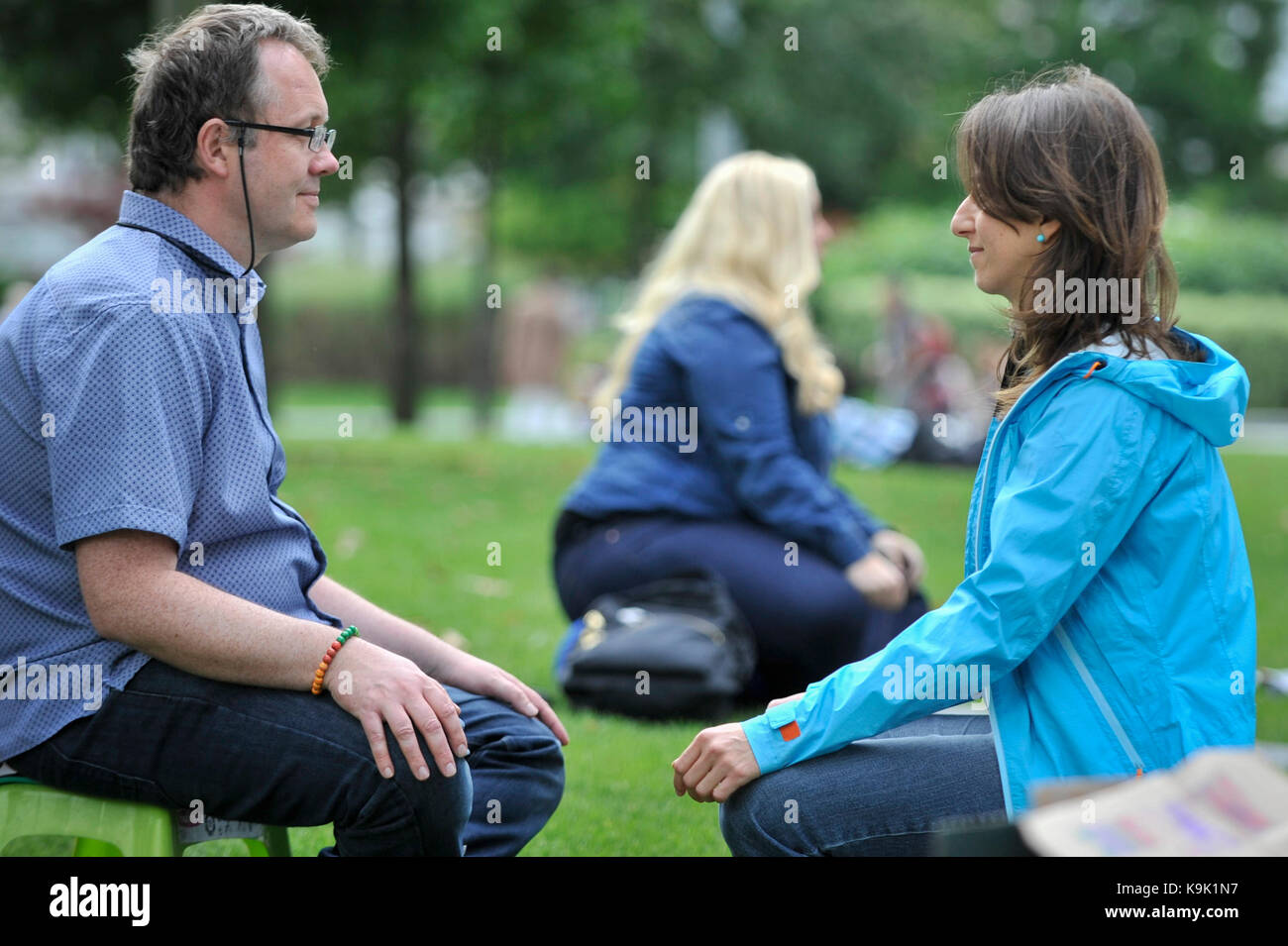Staring at strangers hi-res stock photography and images - Alamy