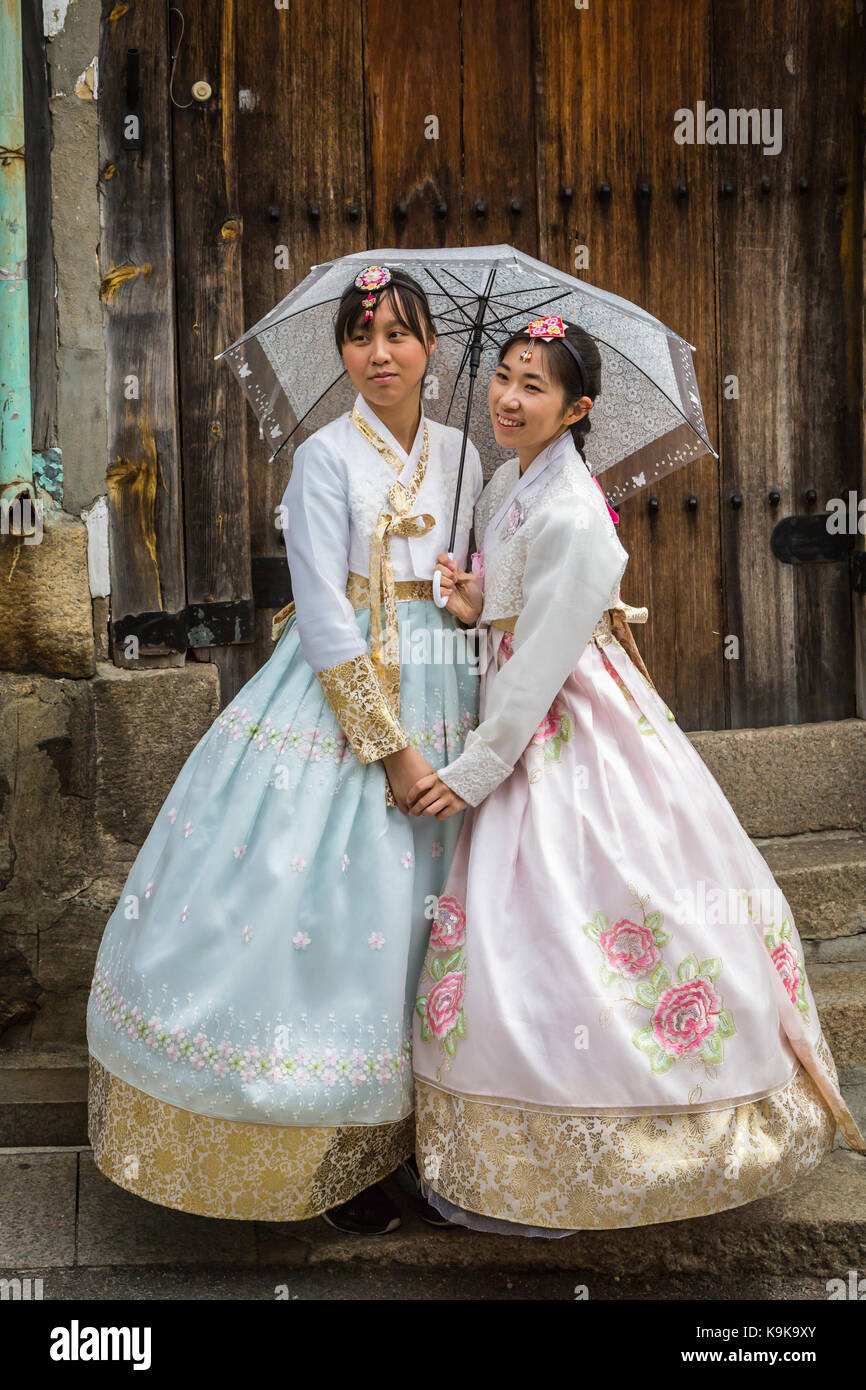 Koreans in traditional dress in Bukchok Hanok Village, Seoul, South ...