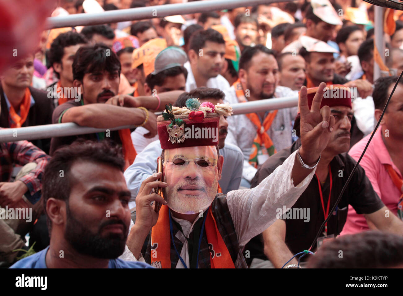 Kangra, India. 22nd Sep, 2017. BYJM worker wearing the mask of Narender ...