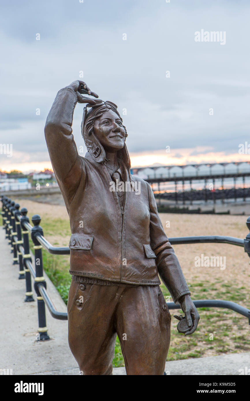 Aviator statue hi-res stock photography and images - Alamy