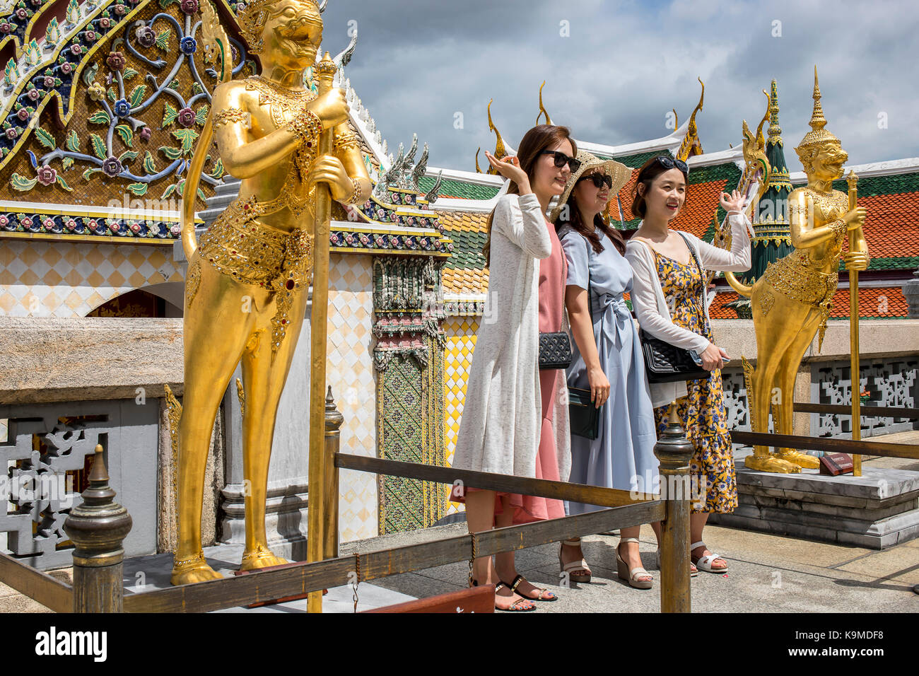 Grand palace wat temple apsonsi bangkok thailand hi-res stock ...