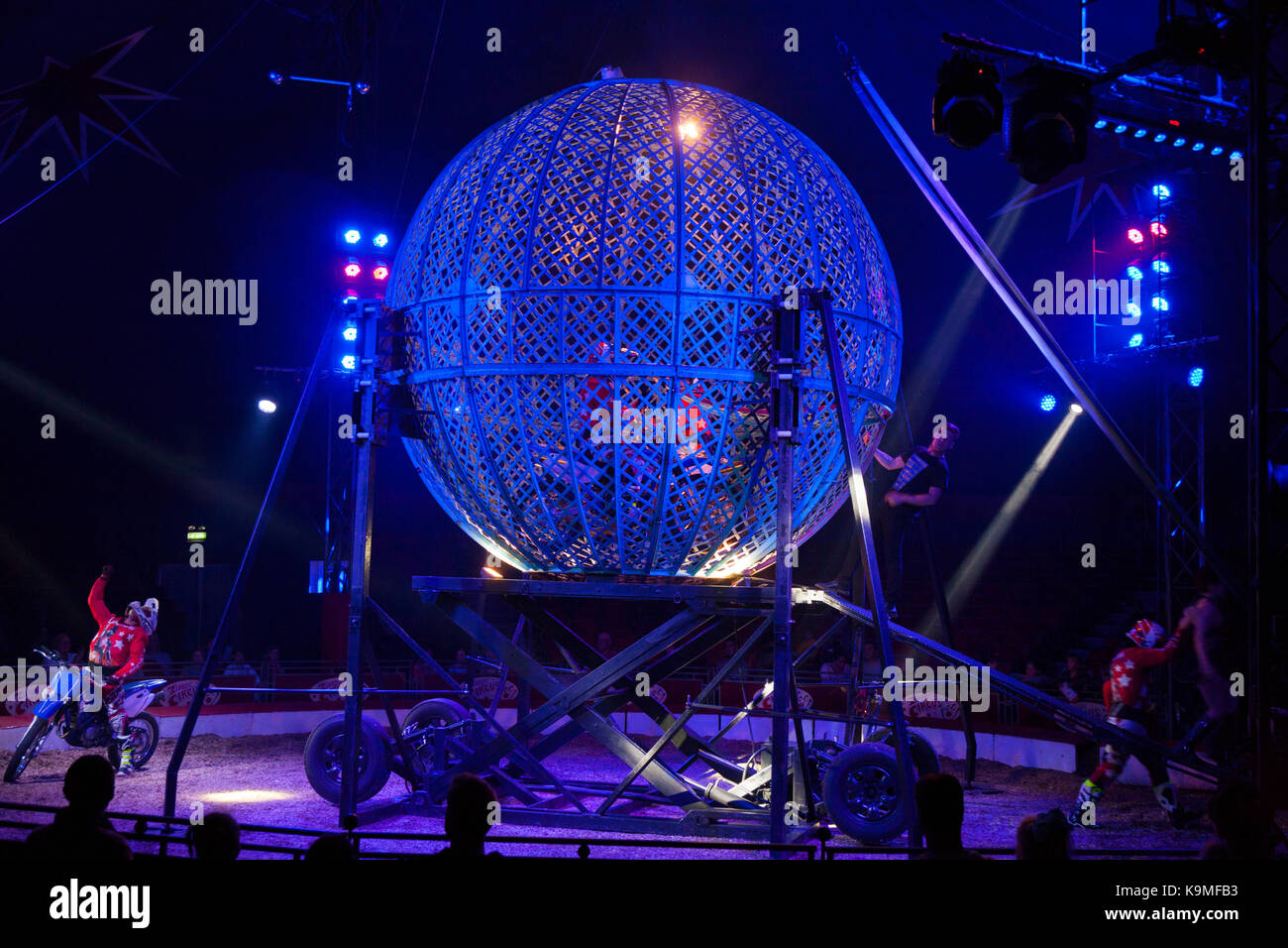 Wall of death stunt hi-res stock photography and images - Alamy