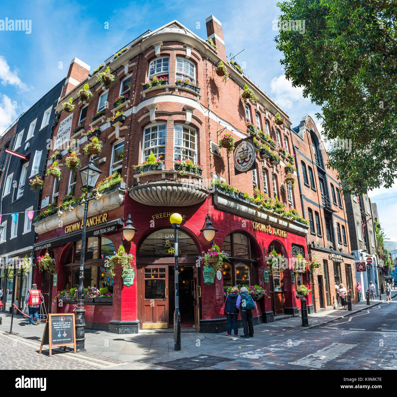 English pub exterior hi-res stock photography and images - Alamy