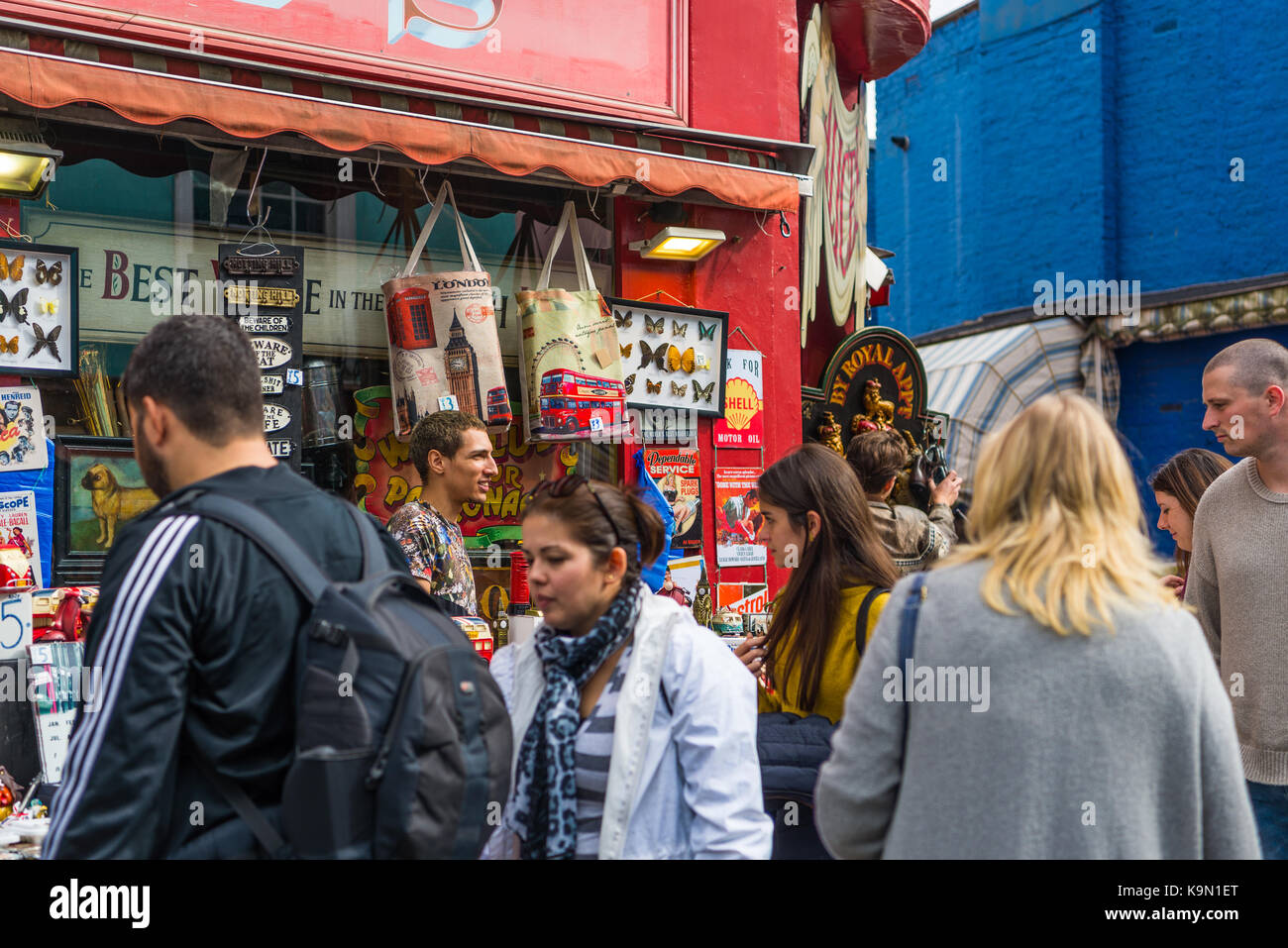Shopping shoppers browsing hi-res stock photography and images - Alamy