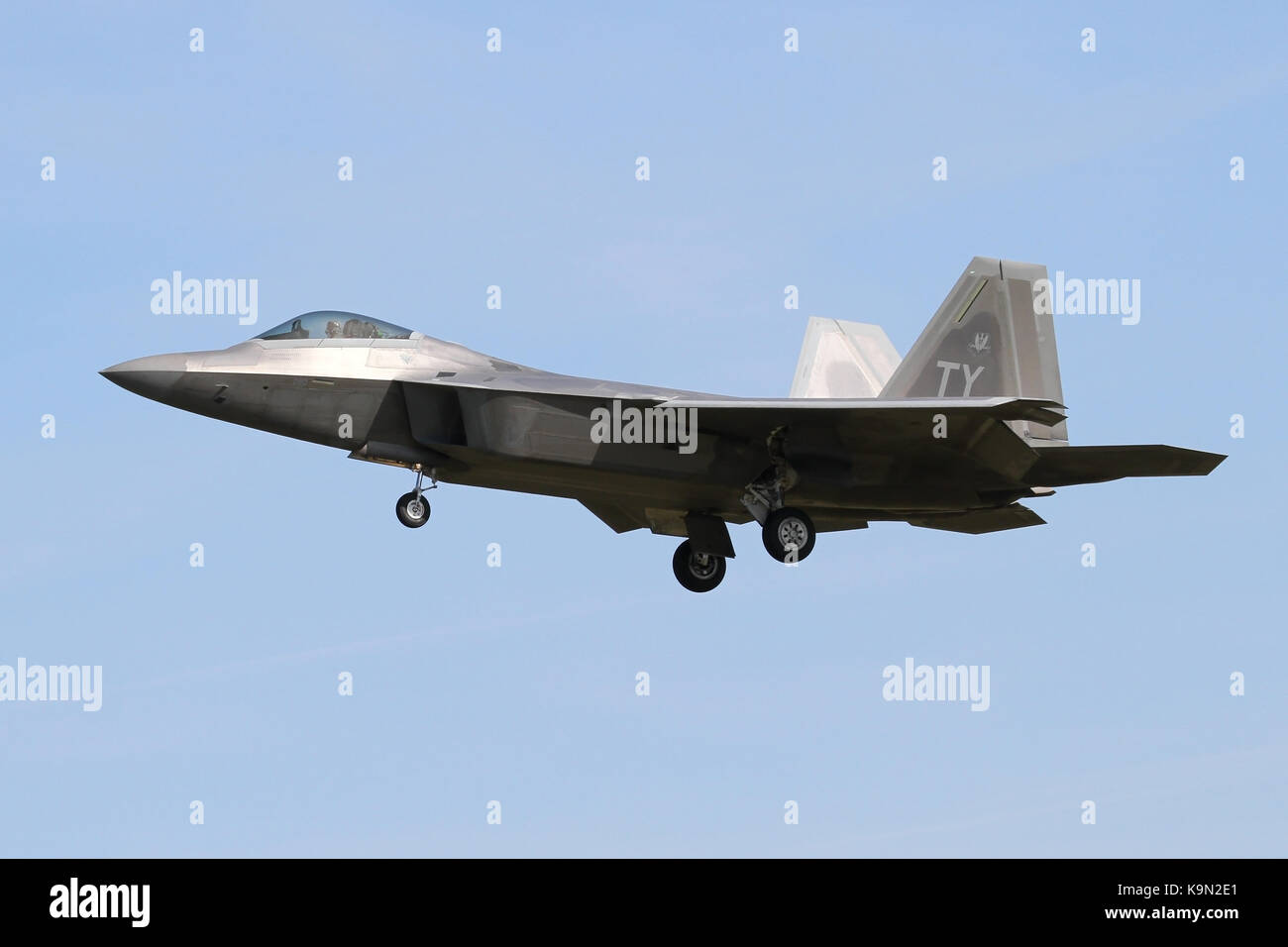 USAF Lockheed Martin F-22A Raptor on approach into RAF Lakenheath ...