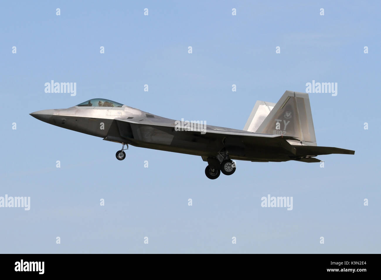 USAF Lockheed Martin F-22A Raptor on approach into RAF Lakenheath ...