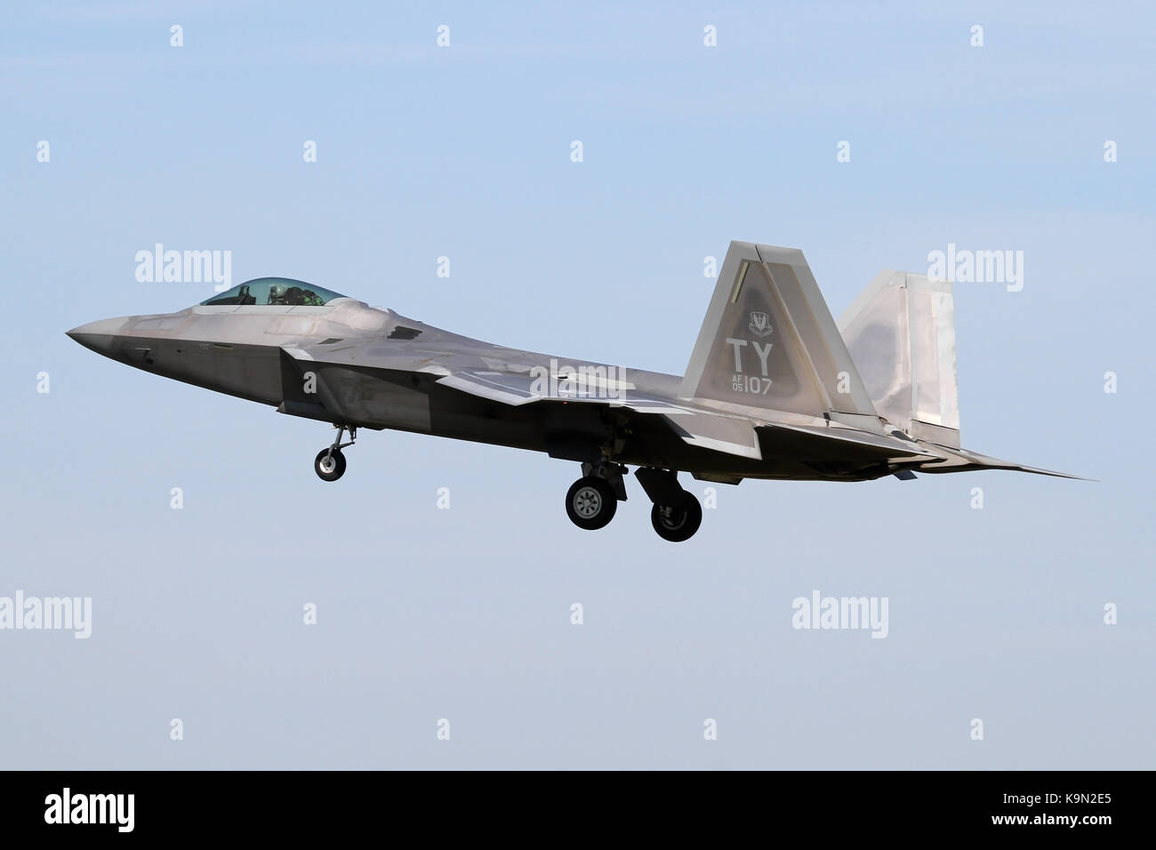 USAF Lockheed Martin F-22A Raptor on approach into RAF Lakenheath ...