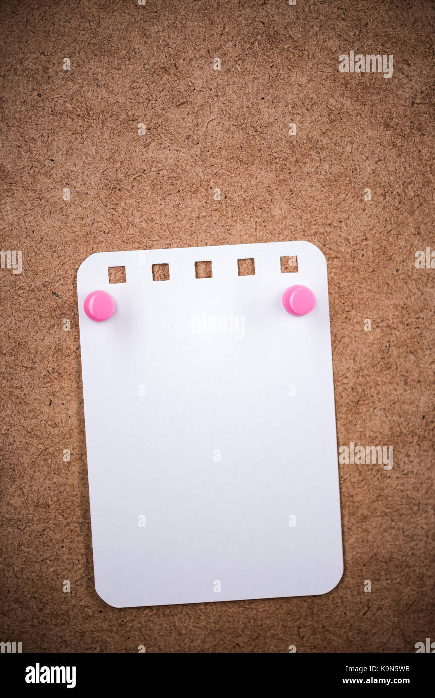 Empty white memo card pined to empty board Stock Photo - Alamy