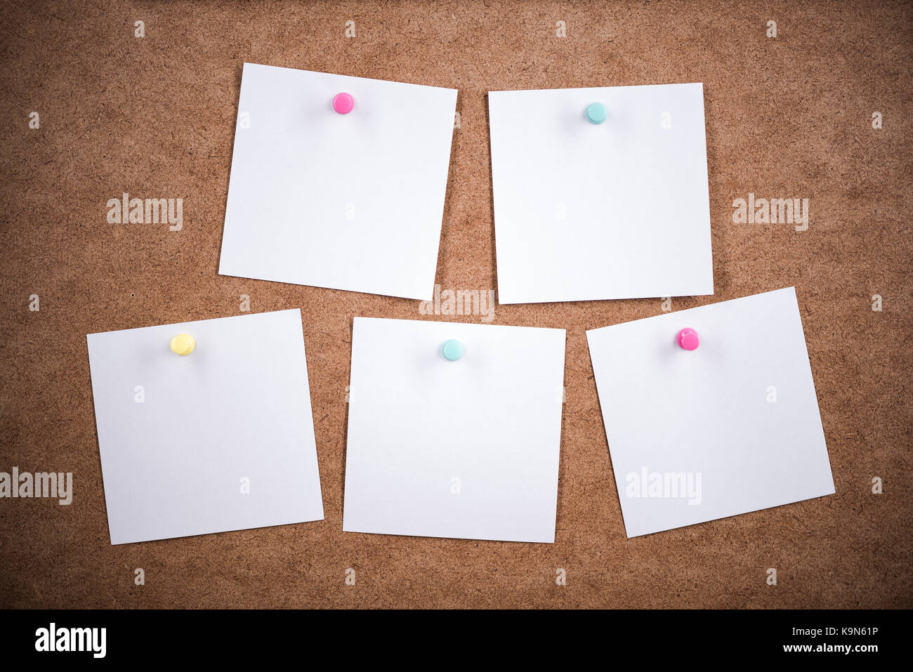 Empty white memo note cards on board. Pined with pastel pins Stock ...