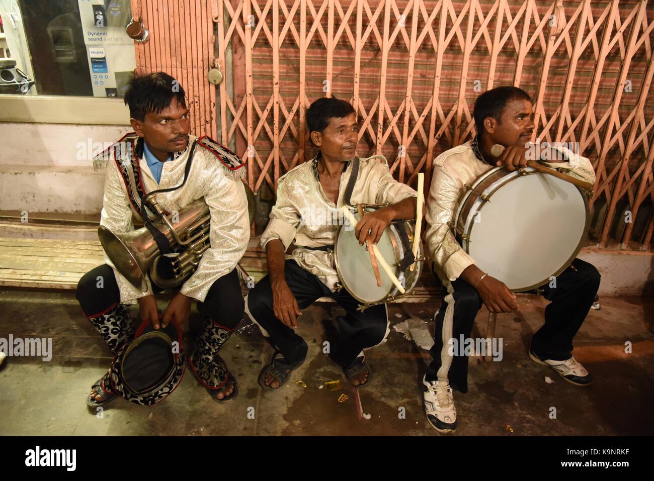 Allahabad, India. 23rd Sep, 2017. Indian band wait to play traditional ...