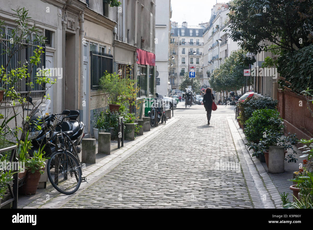Cobblestone alley paris hi-res stock photography and images - Alamy