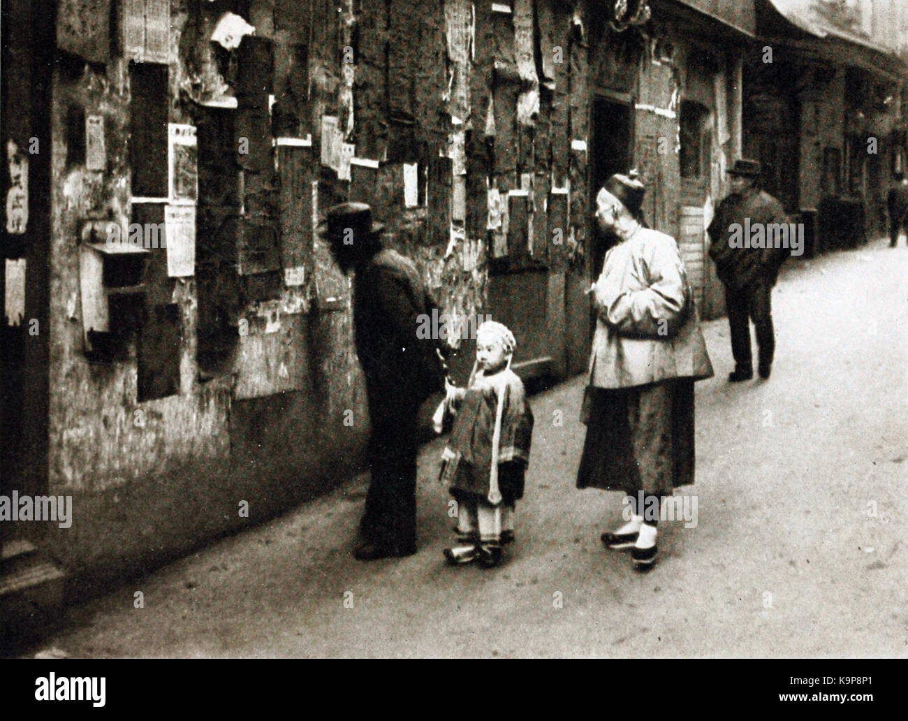 Reading the Tong Proclamation Genthe Stock Photo - Alamy