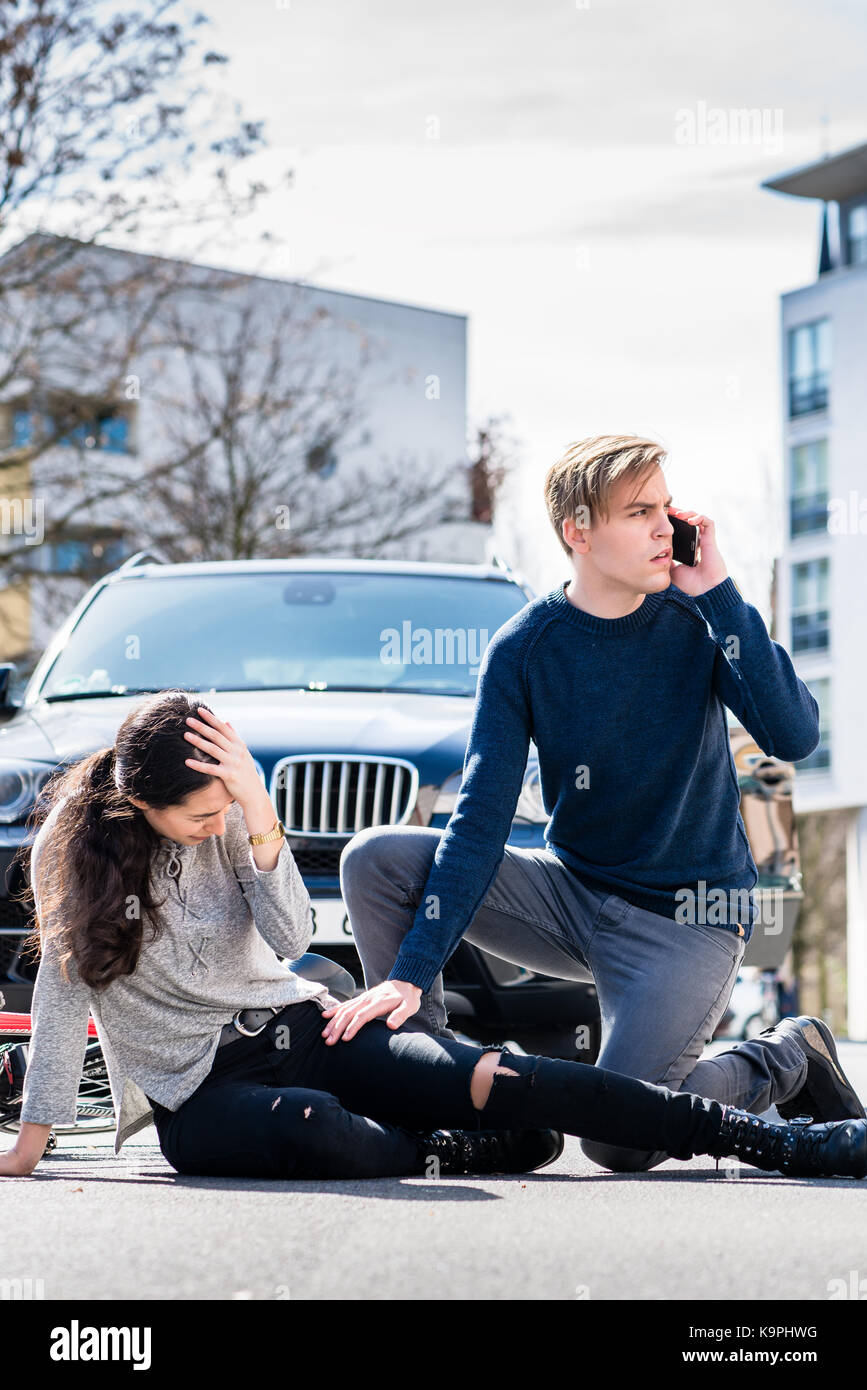 Man calling 911 car accident hi-res stock photography and images - Alamy